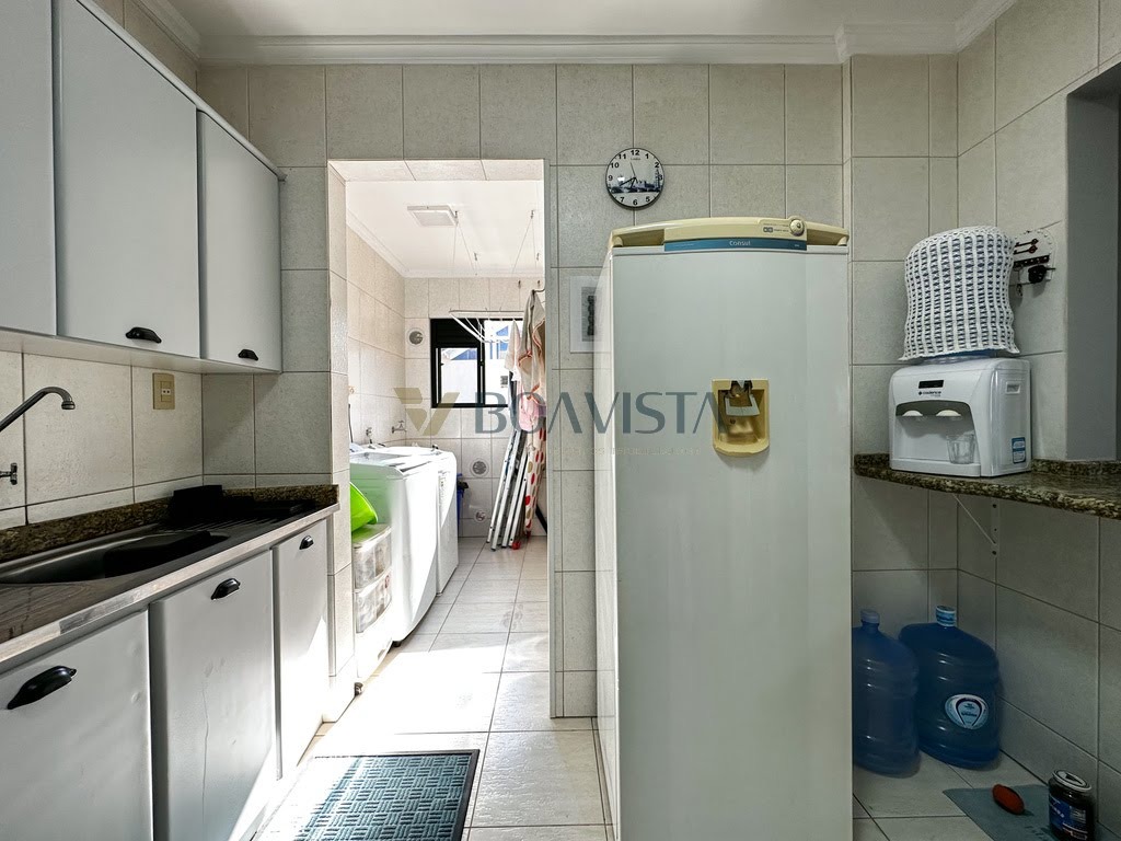 Apartamento com 03 dormitórios de frente para a avenida principal de Bombas