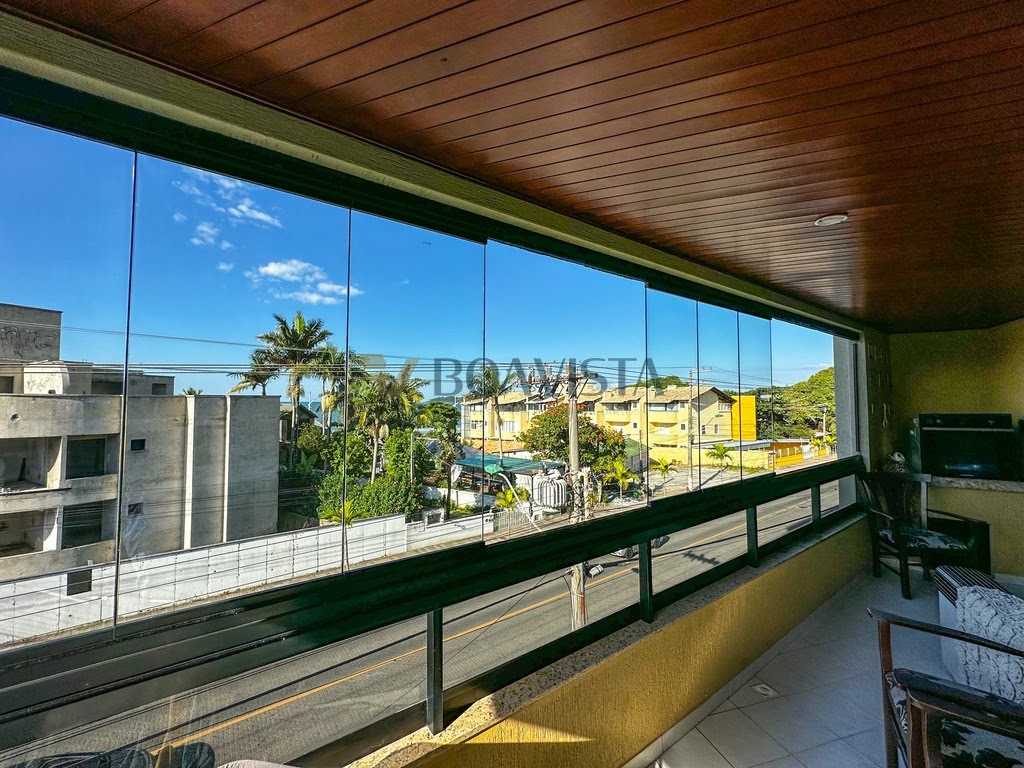 Apartamento com 03 dormitórios de frente para a avenida principal de Bombas