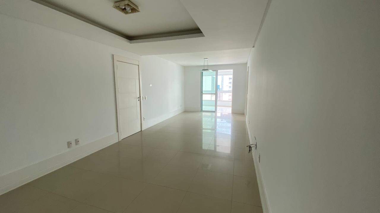 Apartamento a poucos passos do mar à venda em Balneário Camboriú